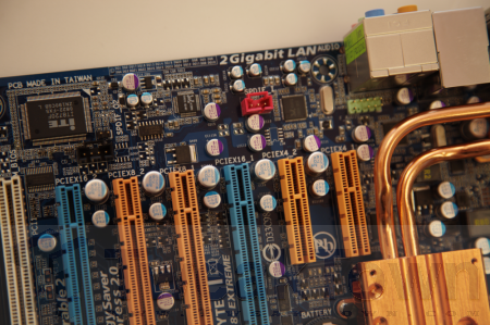 GIGABYTE shows us its X58 Extreme mobo in Taipei